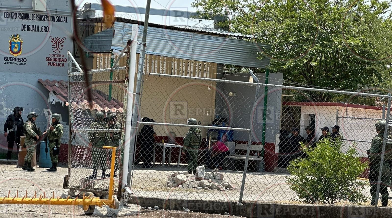 Se amotinan presos en el Cereso de Iguala y golpean al director; fue en reacción a revisión ...